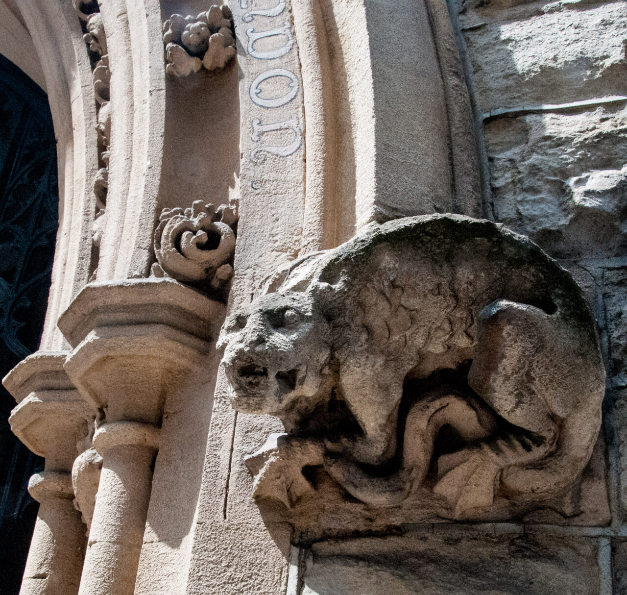 City grotesques, the screamer and other odd decorations – Symbols & Secrets